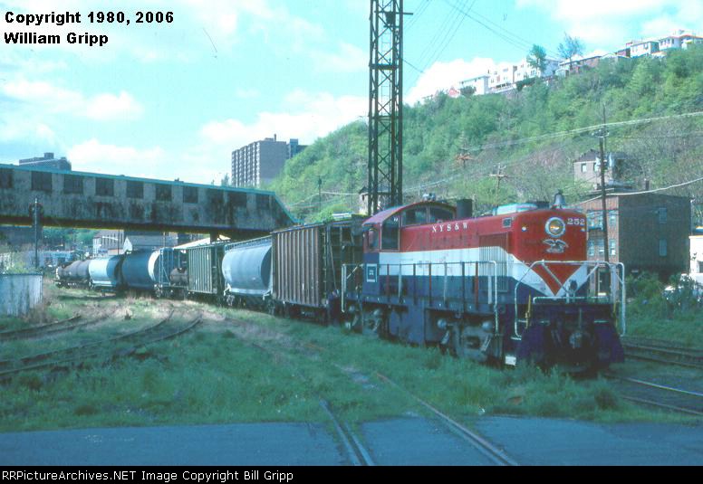 NYSW 252 with train